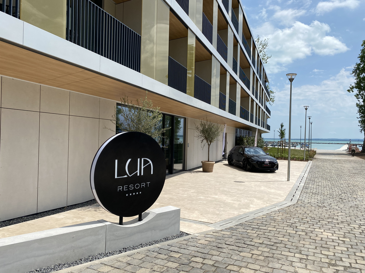 Átadták az új balatonfüredi kikötő mögötti szállodát – ilyen lett a LUA ...